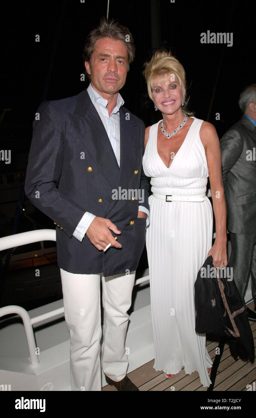 CANNES, FRANCE. 18 mai 2000 : Ivana Trump & petit ami lors d'une fête ...