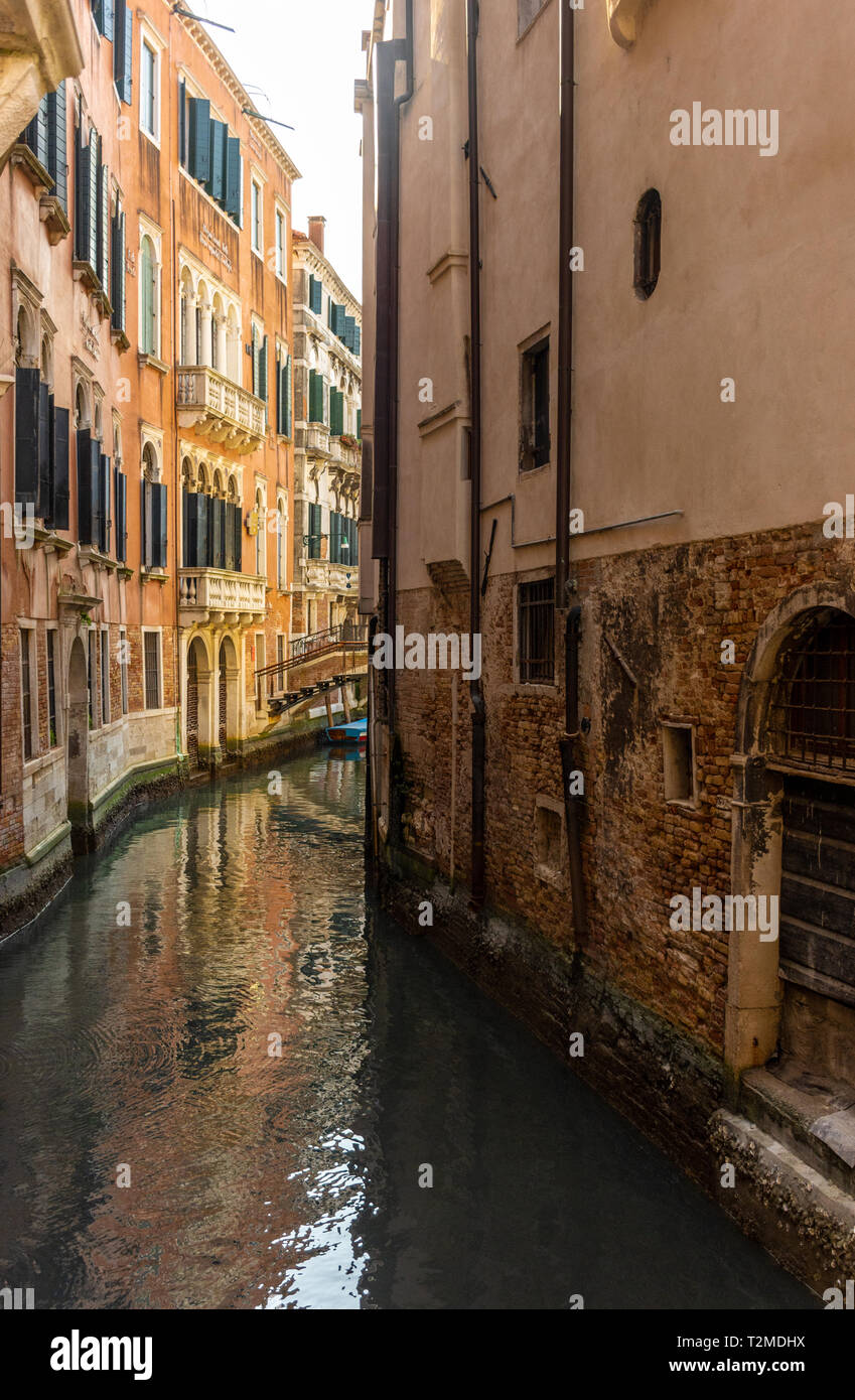 L'Italie, Venise, vue de canaux entre les maisons typiques de Venise ...