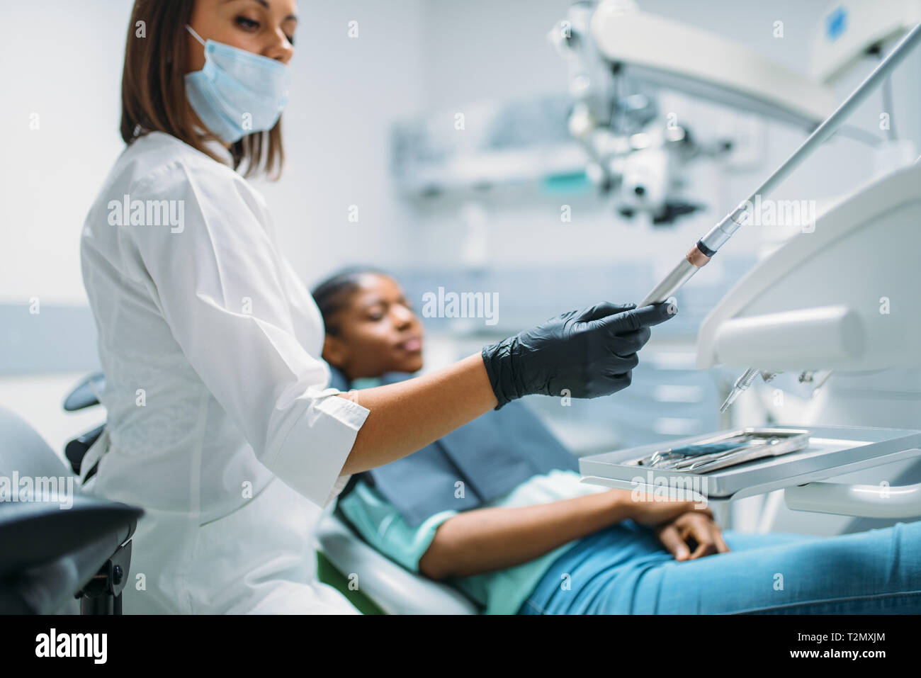 Dentiste femme soigne patient Banque de photographies et d’images à haute résolution - Alamy
