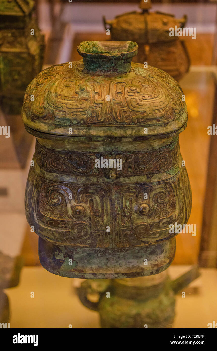 Shang dynasty bronze vessel Banque de photographies et d’images à haute ...