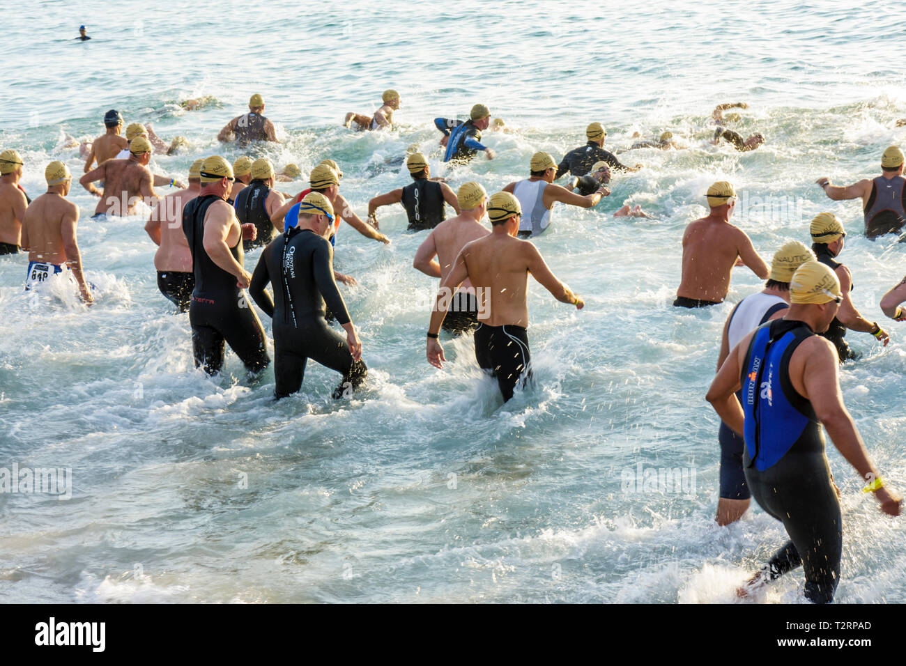 Homme nage Banque de photographies et d’images à haute résolution - Alamy