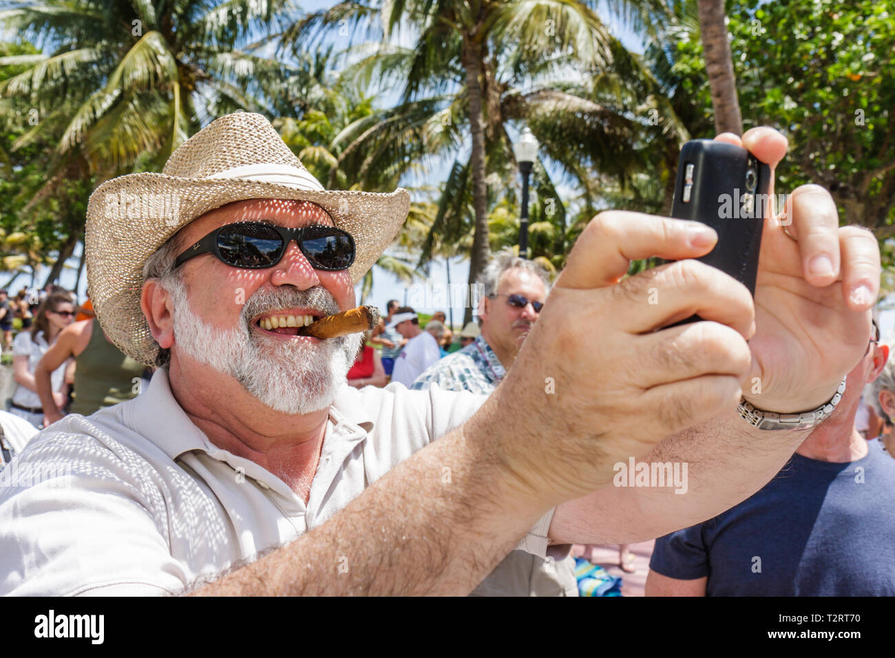 Homme obèse plage Banque de photographies et d’images à haute ...