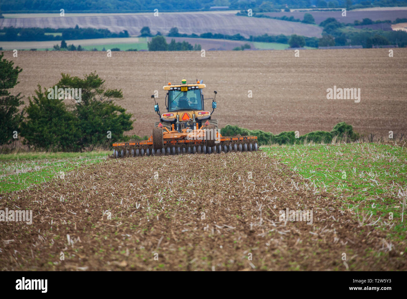 Tracteur labourant un champ arable Banque de photographies et d’images ...