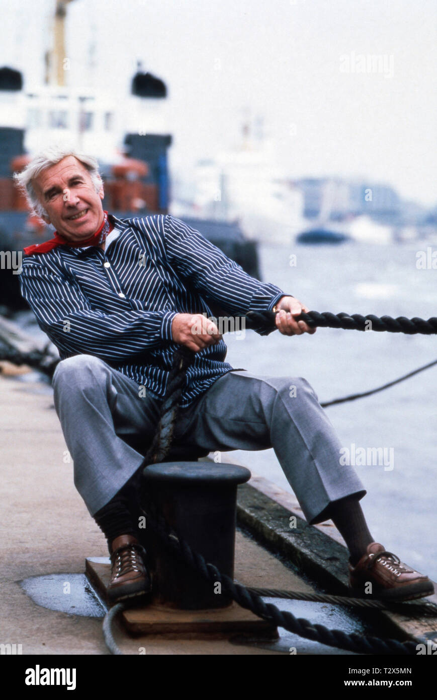 Acteurs et Actrices und der Schlagersänger Bruce Low zieht une einem ...