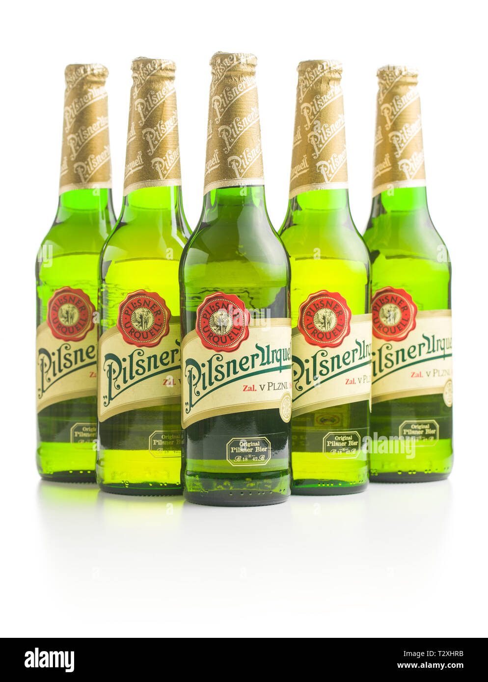 La bière Pilsner Urquell bouteille isolé sur fond blanc. Pilsner ...