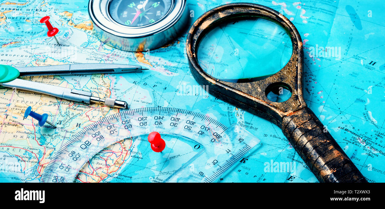 Carte du monde boussole loupe Banque de photographies et d’images à ...