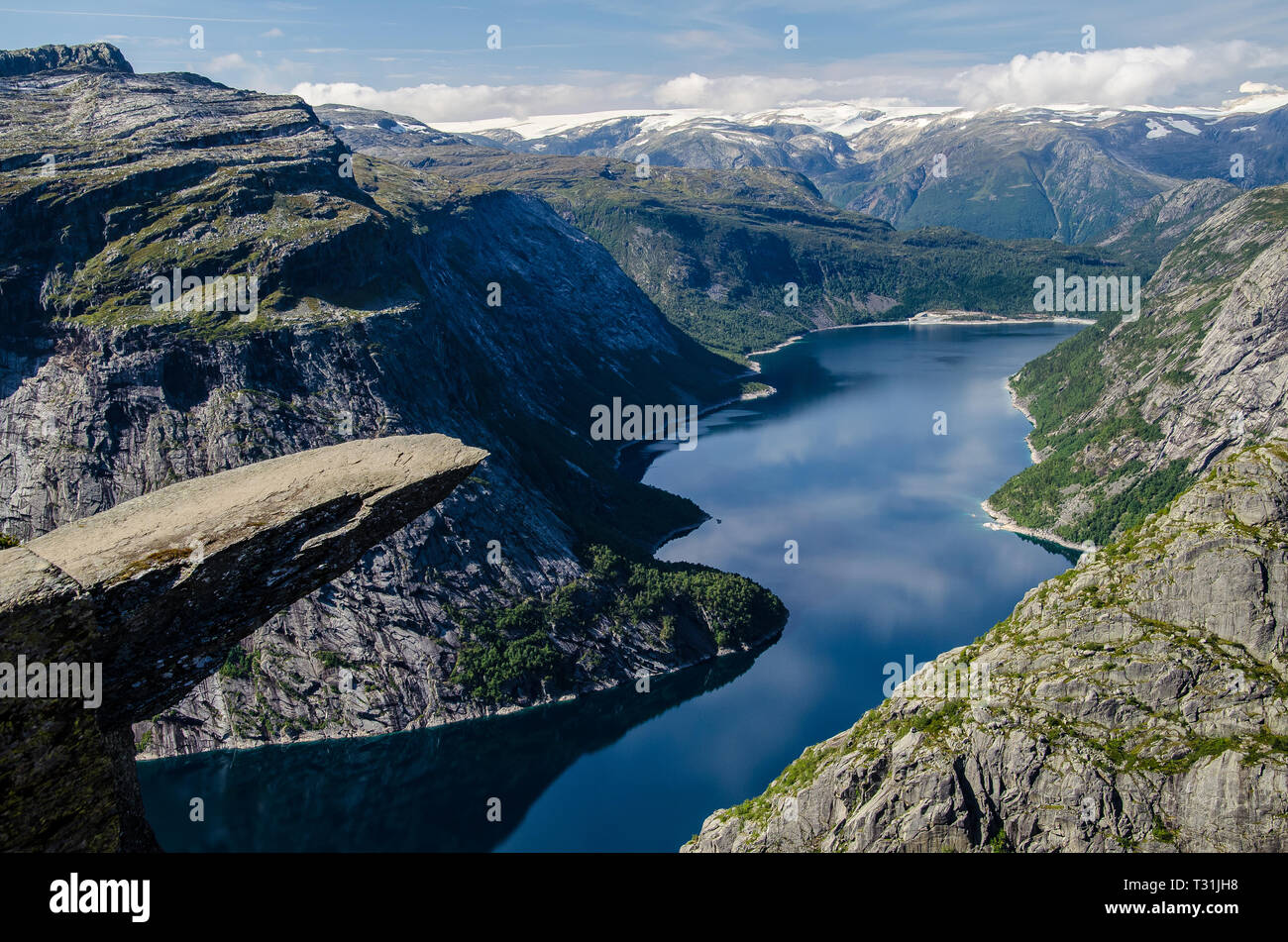 Trolltunga rock Banque de photographies et d’images à haute résolution ...