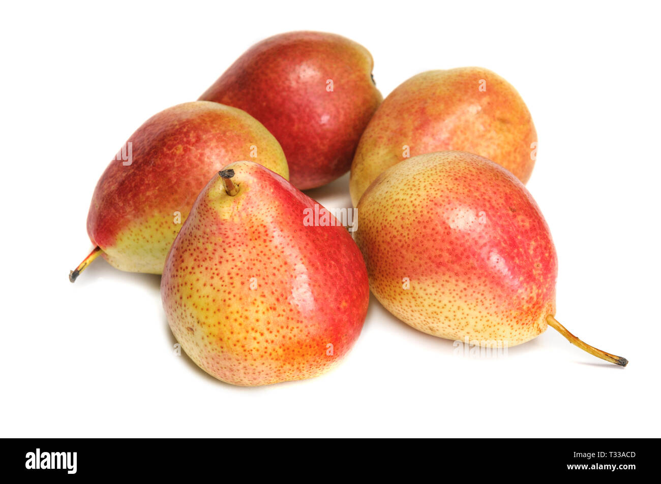 Groupe de cinq nouvelles juteuses poires rouge et jaune isolé sur fond ...