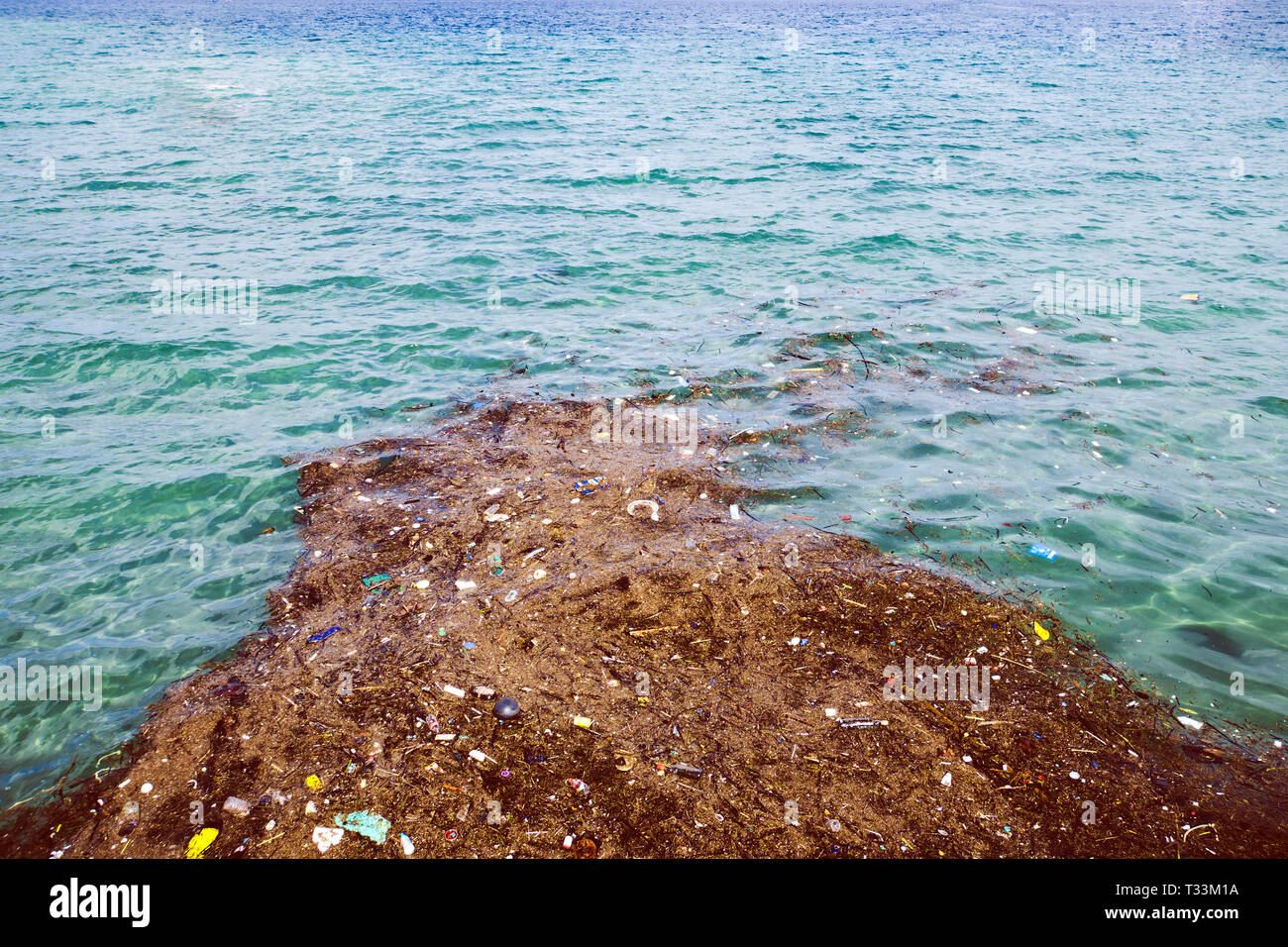 La pollution de l'environnement rouler à terre à côté du canal de ...
