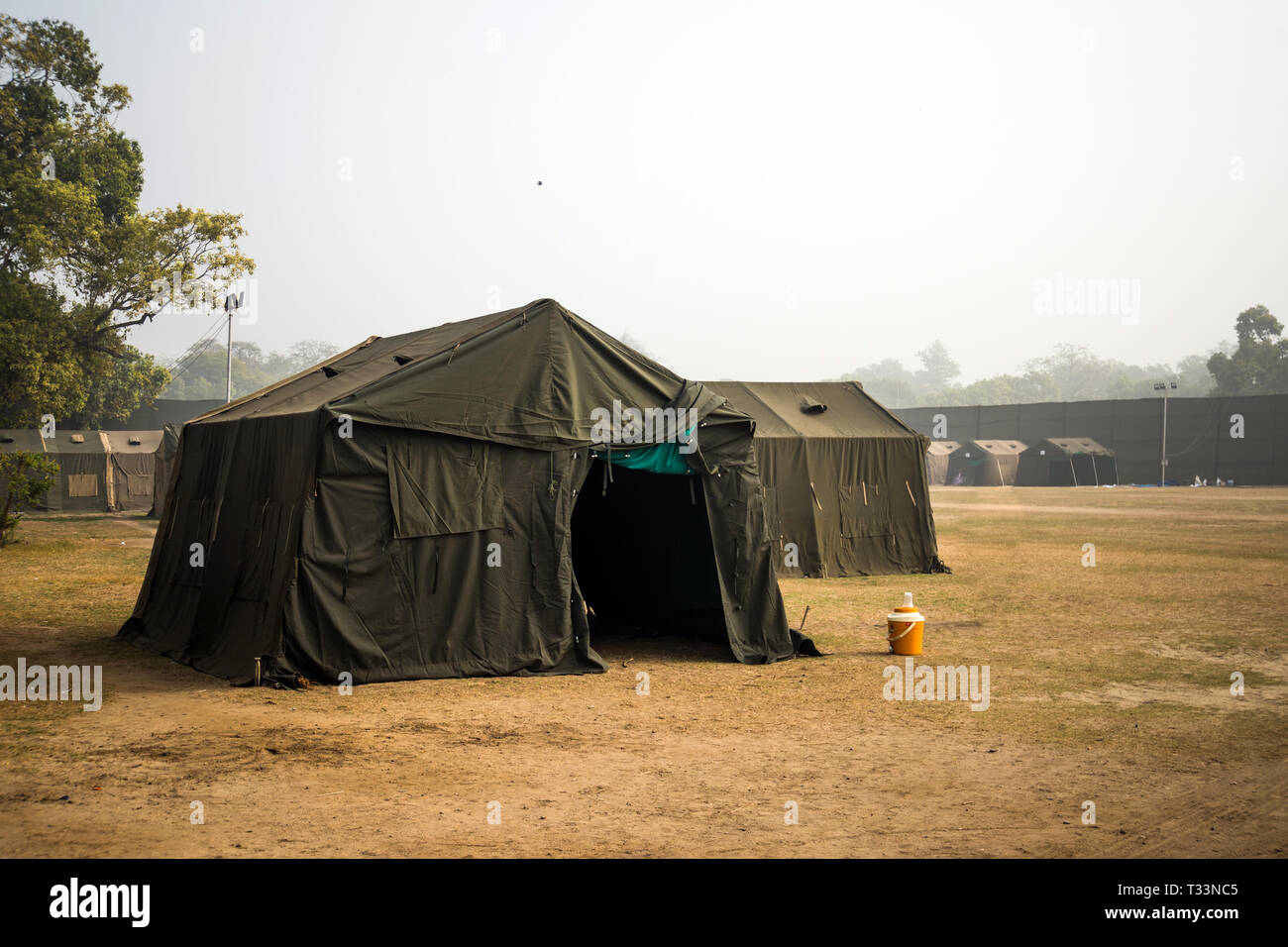 Tente militaire sur le terrain. Grande tente ville. Le camp de terrain ...