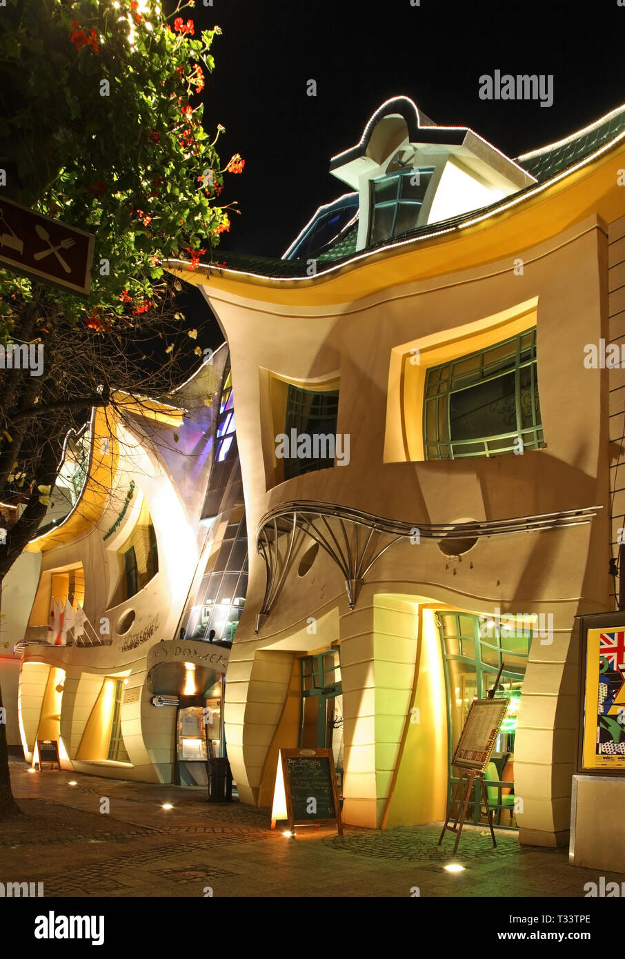 Maison tordue krzywy domek Banque de photographies et d’images à haute résolution - Alamy