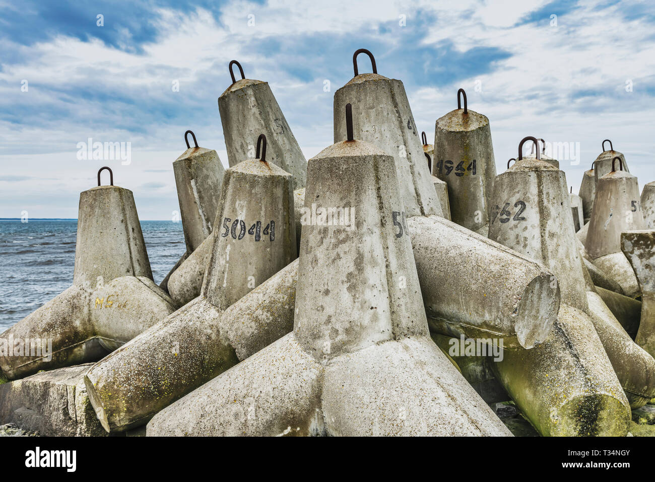 Les tétrapodes sont des blocs de béton utilisé dans les structures de ...
