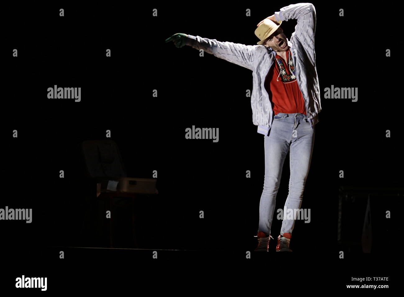 Mc roger debarque sur la scene de lhumour comme un Banque de ...