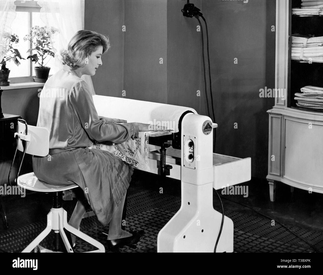 La repasseuse Banque de photographies et d’images à haute résolution ...