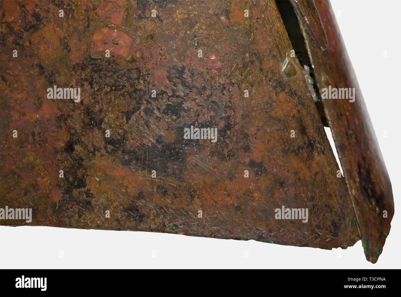 Un Apulian-Corinthian helmet, 5ème siècle avant J.-C. Un casque en ...