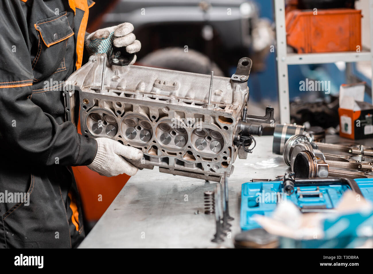 Démontage de la mécanique moteur, révision.. Moteur sur un banc de ...
