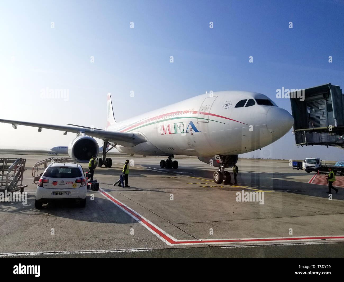 PARIS, FRANCE - 18 octobre 2018 : Avion MEA à l'aéroport Charles de ...