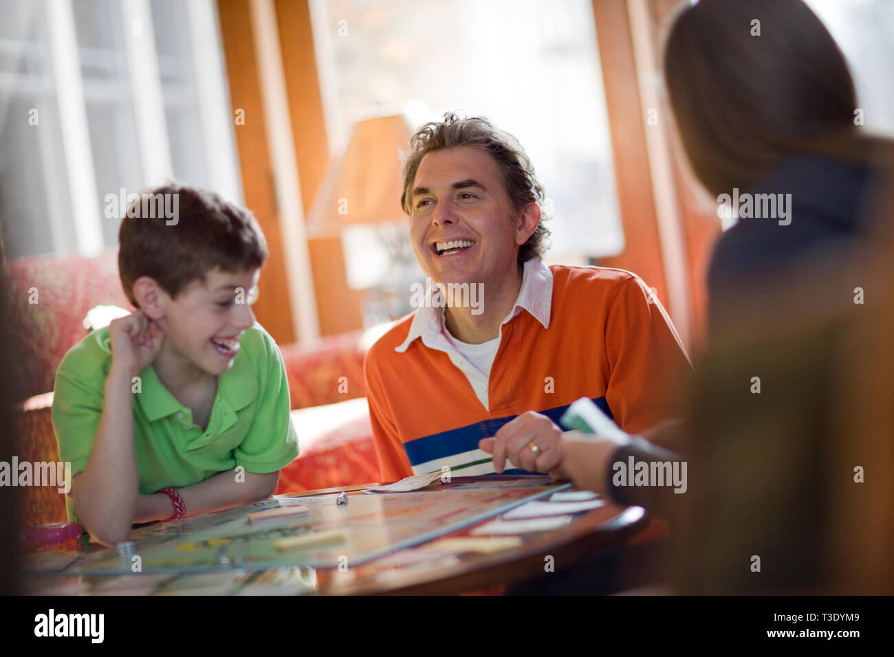 Family playing monopoly Banque de photographies et d’images à haute ...