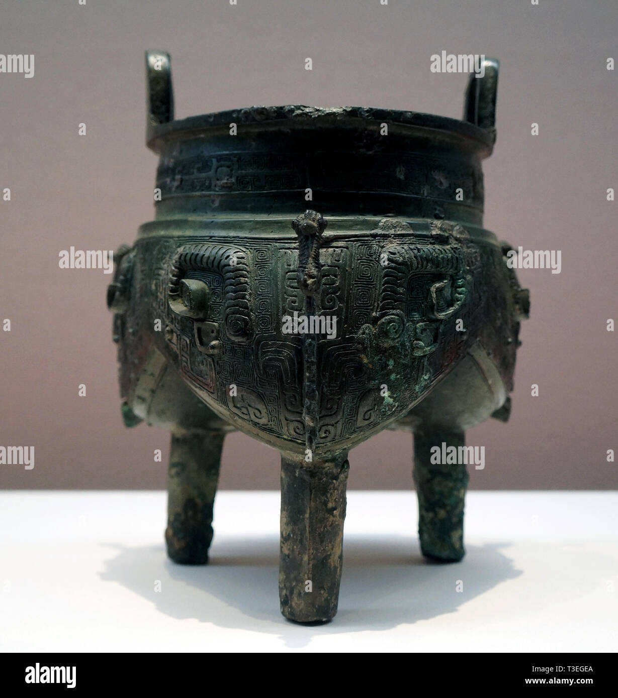 Shang dynasty bronze vessel Banque de photographies et d’images à haute ...