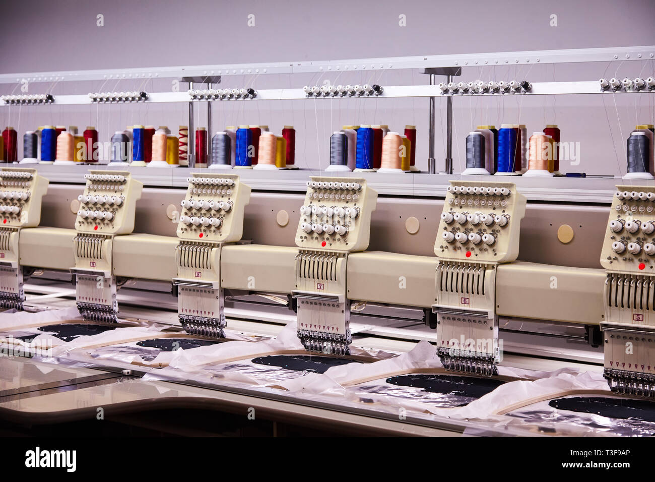 Processus automatique de machines de broderie sur l'usine. Aiguille ...