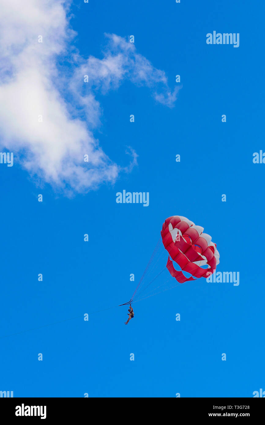Bateau avec parachute sur la mer des Caraïbes à Cancun Photo Stock - Alamy