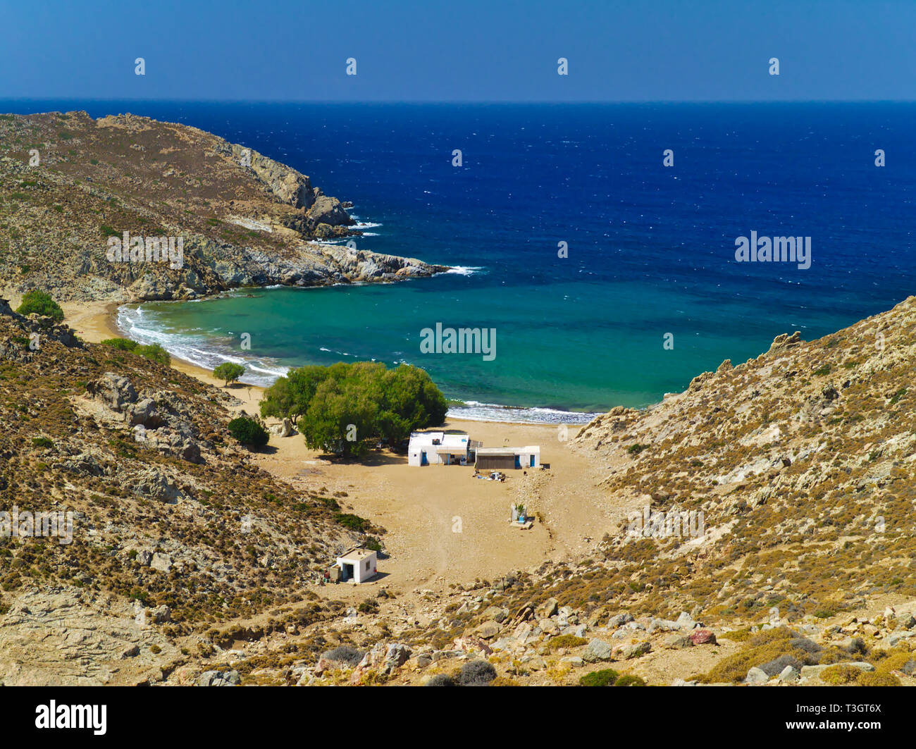 Belle de l'été grec sunny beach bay. Vue de la mer aegean blue avec une ...