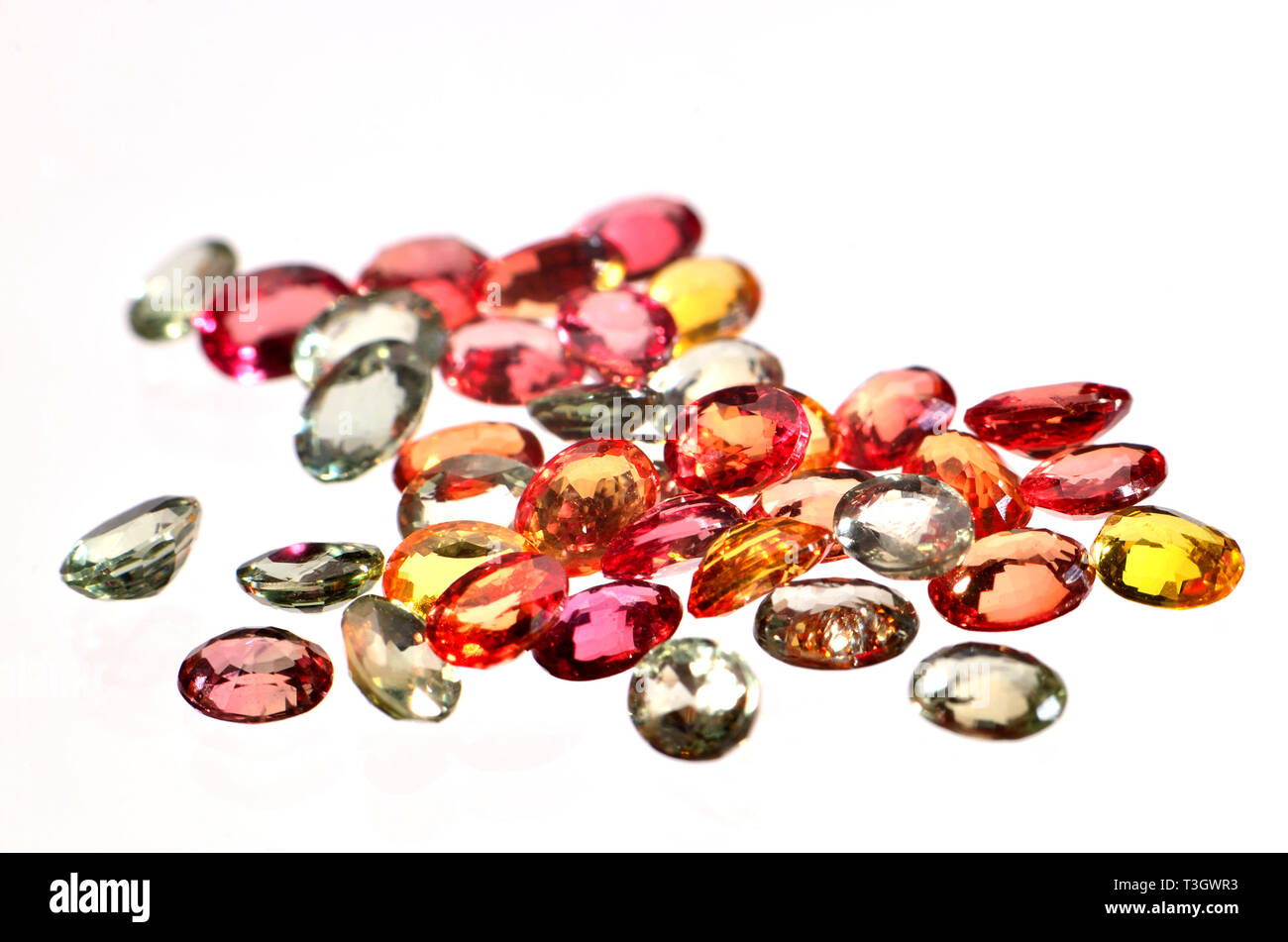 Gemmes de couleur saphir Banque de photographies et d’images à haute ...