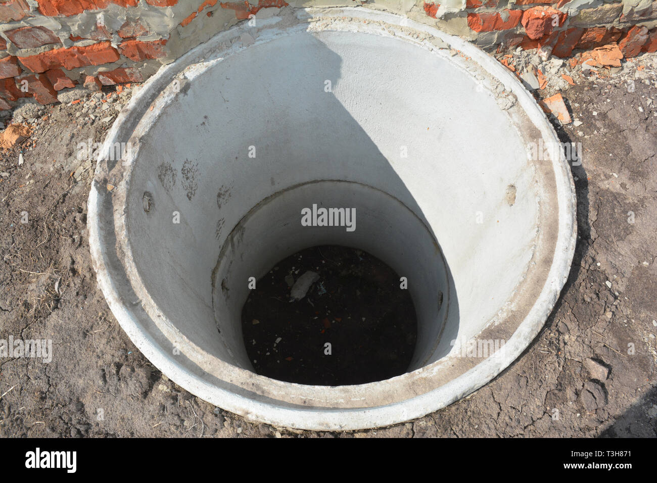 Fosse septique en béton. Le trou du réservoir d'égout à l'extérieur de ...