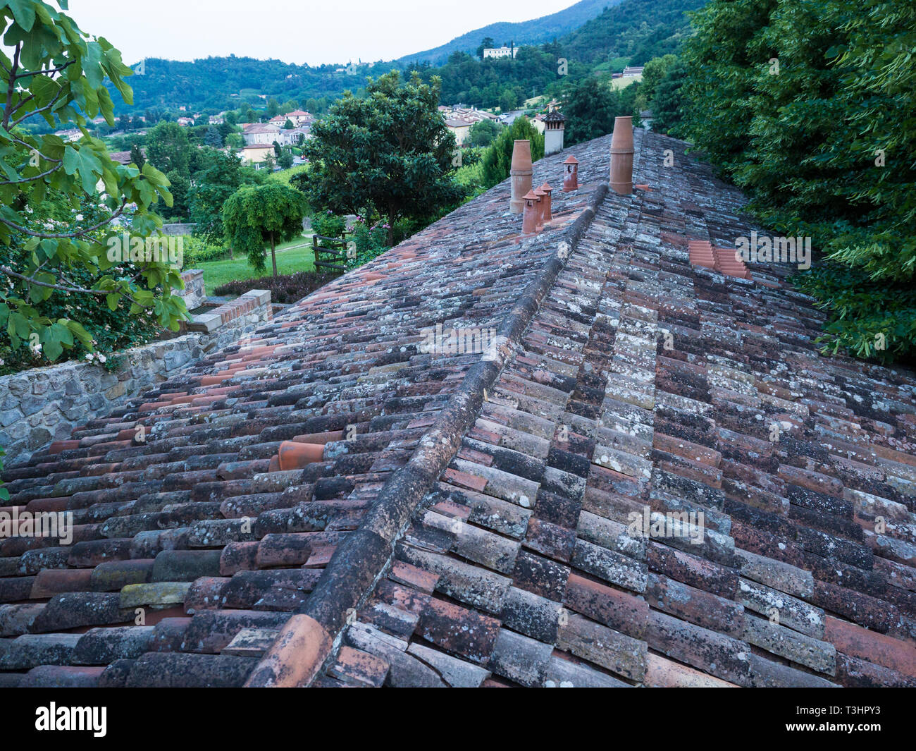 Vieux toits de tuiles rouges sur un toit d'un vieux chalet Photo Stock ...