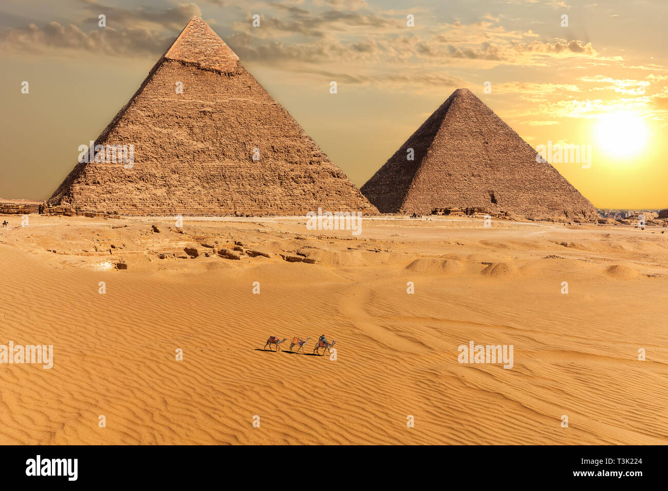 La pyramide de Khéphren et de la pyramide de Khéops, à Gizeh, Egypte ...