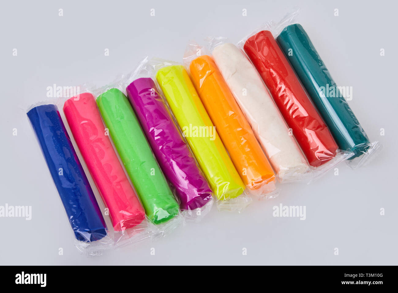 Ensemble de pâte à modeler colorées isolé sur fond blanc. La pâte à ...
