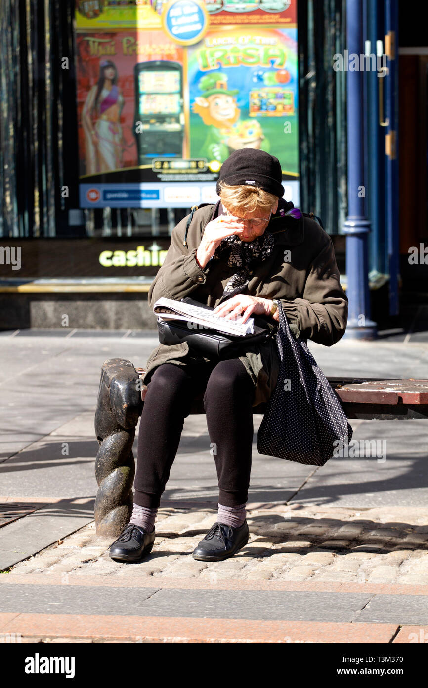 Assise Vieille Femme Lisant Banque De Photographies Et Dimages à Haute