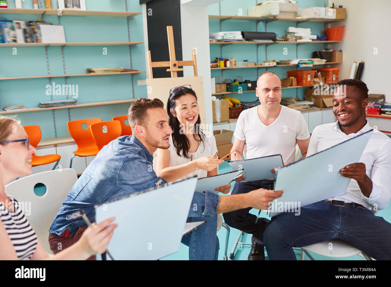 Discuter en classe Banque de photographies et d’images à haute résolution - Alamy