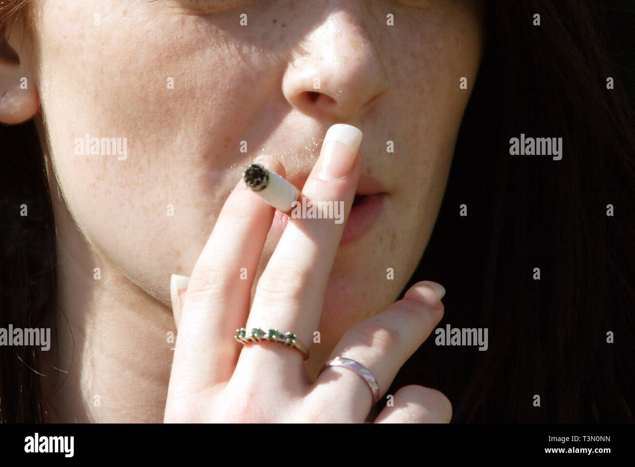 Maedchen teenager raucht eine zigarette Banque de photographies et d ...