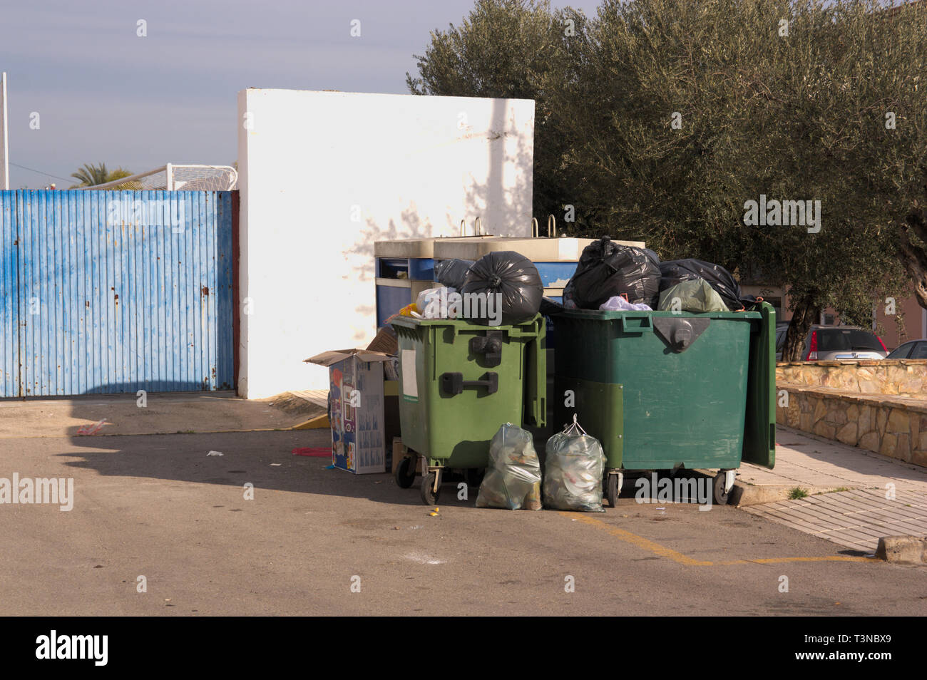 Les conteneurs de déchets organiques et de recyclage de papier dans un ...