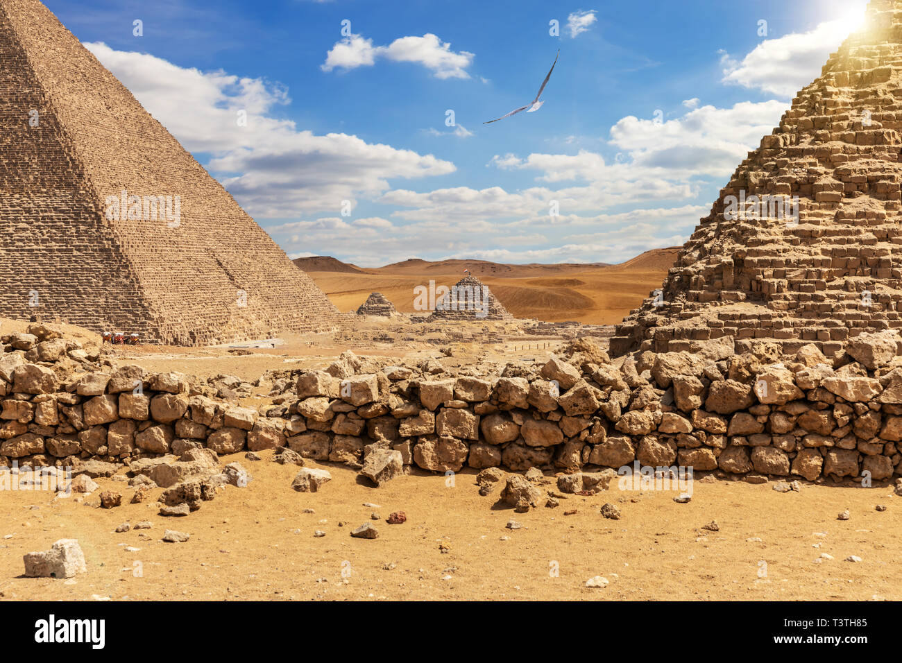 Les grandes pyramides dans le désert de Gizeh, Egypte Photo Stock - Alamy