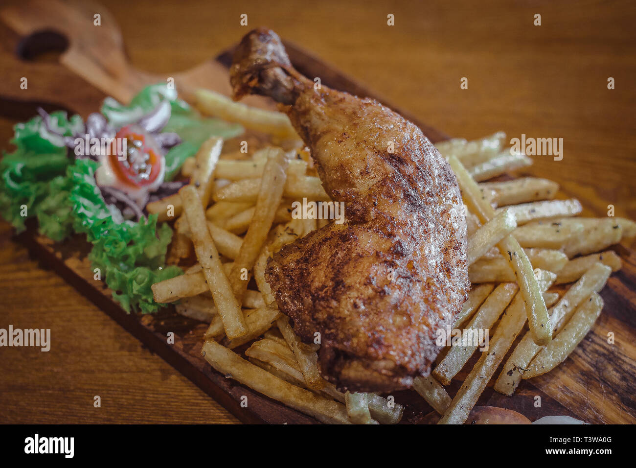 Pilons de poulet frit croustillant avec des frites croustillantes et ...