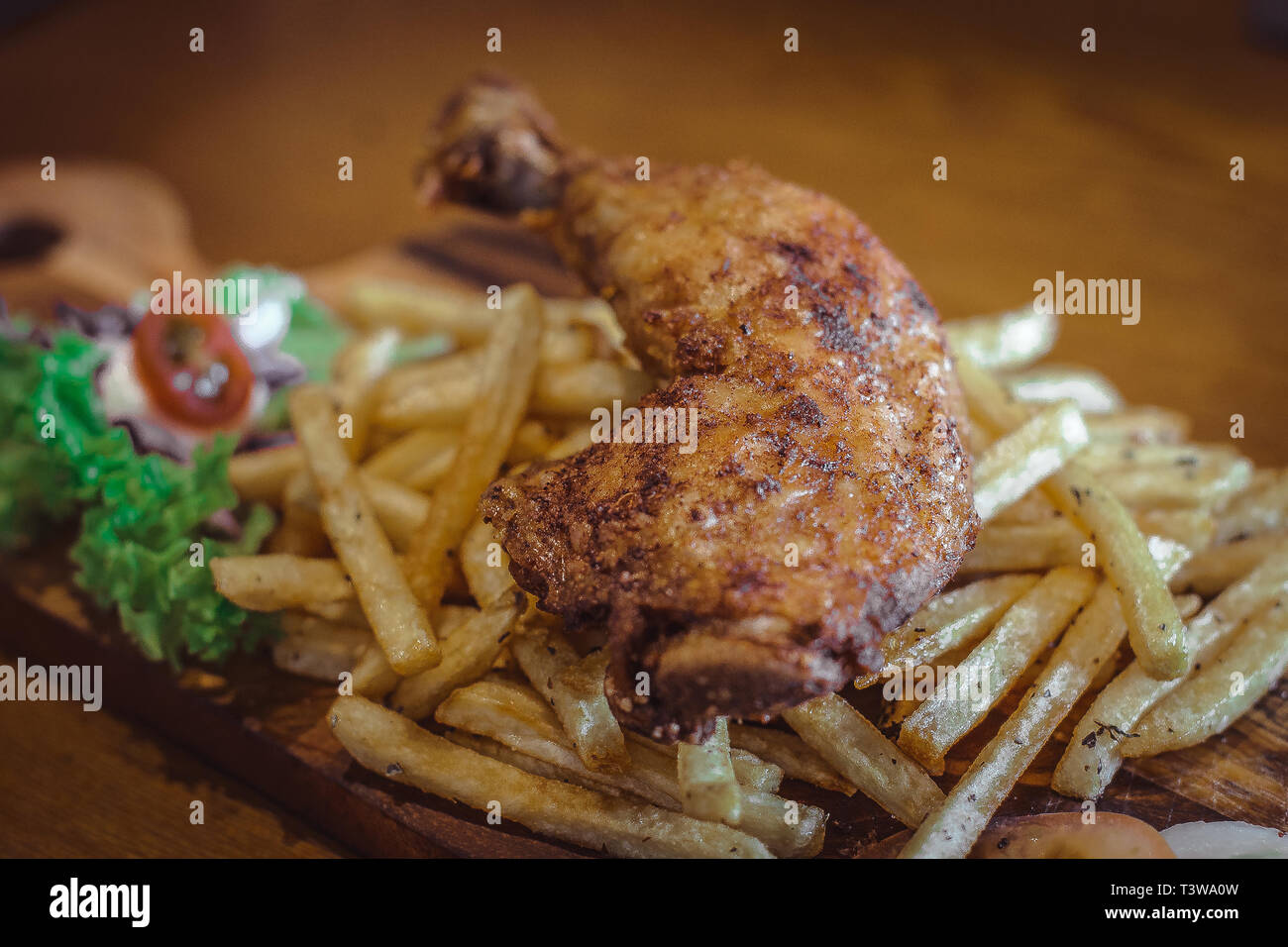 Pilons de poulet frit croustillant avec des frites croustillantes et ...