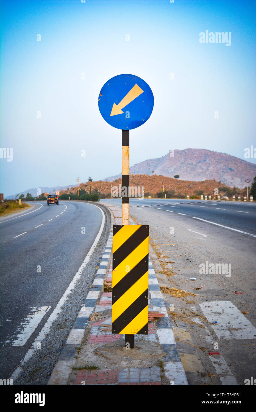 Panneau de signalisation circulaire bleu Banque de photographies et d ...