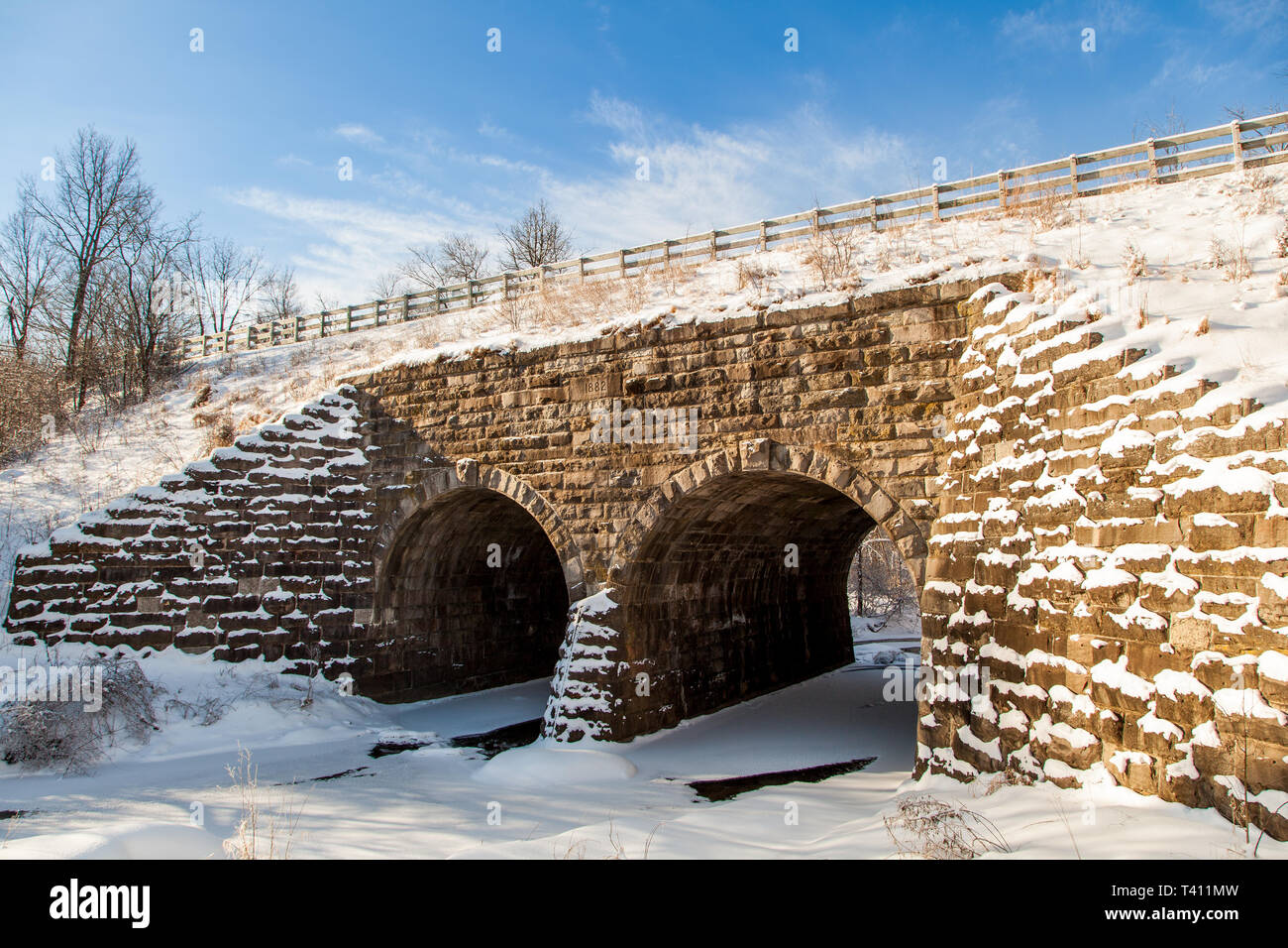 Ruisseau avec pont de pierre Banque de photographies et d’images à ...