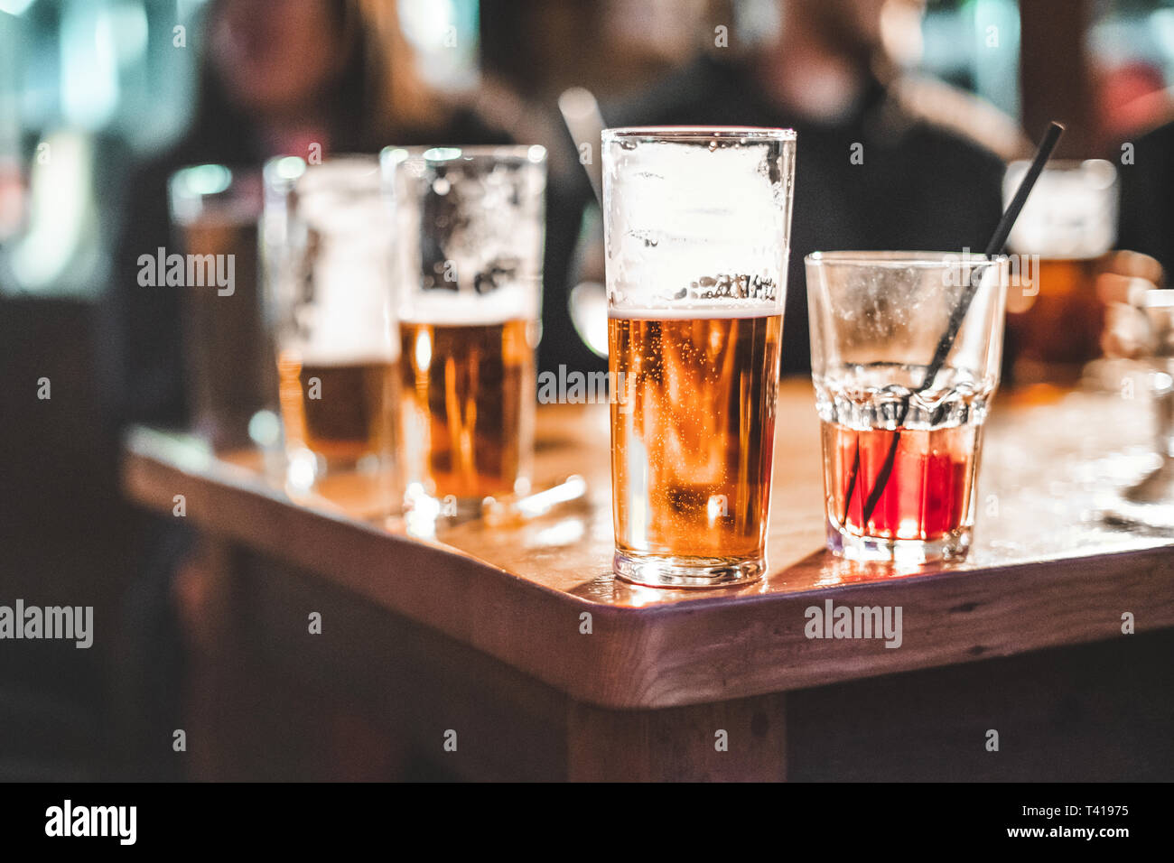Happy hour drink on table Banque de photographies et d’images à haute ...