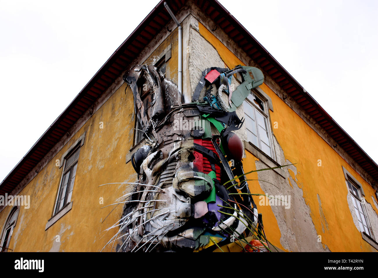 Porto, Portugal - Un montage d'un lapin sur le côté d'un bâtiment sur ...