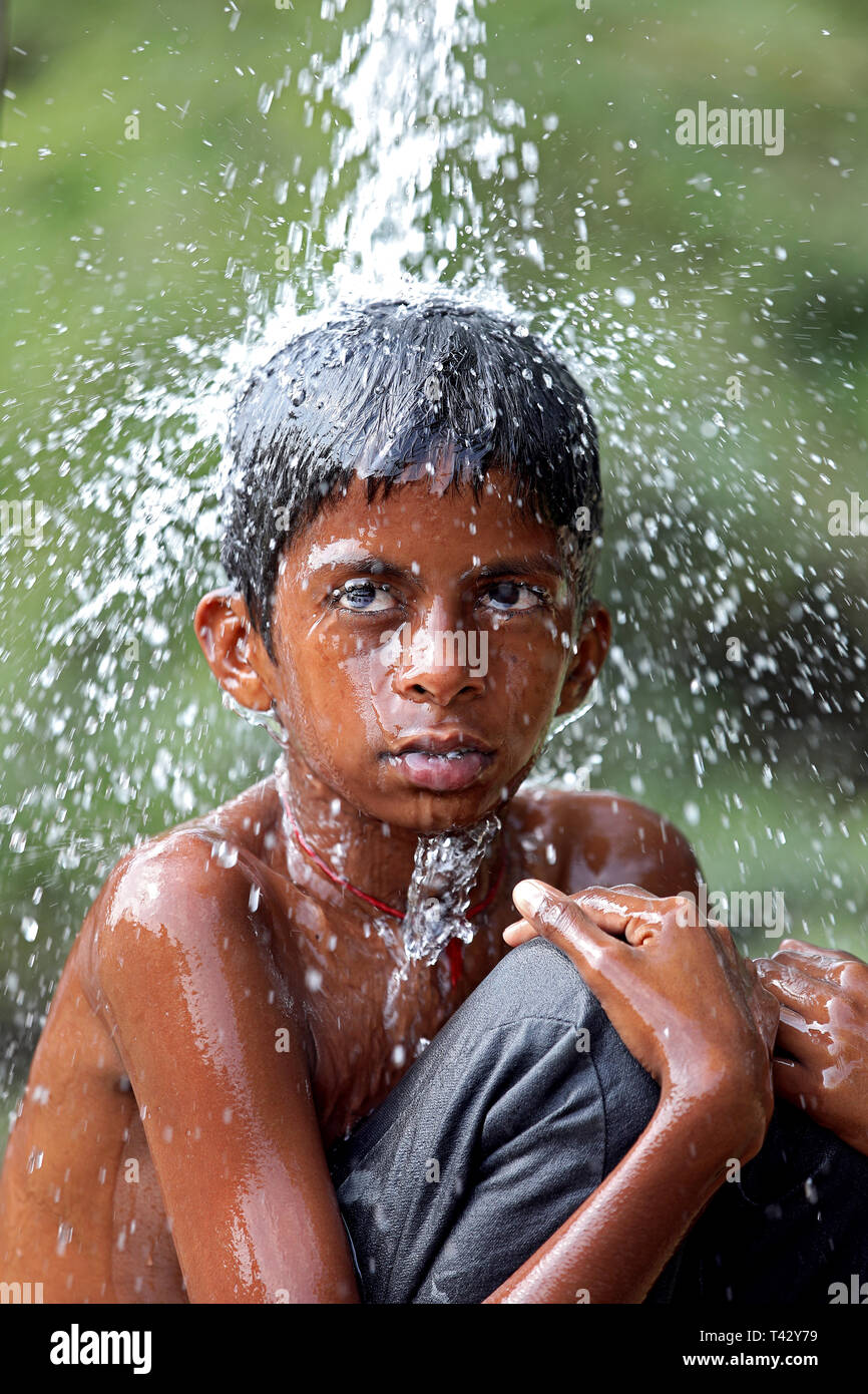 Boy in shower Banque de photographies et d’images à haute résolution ...
