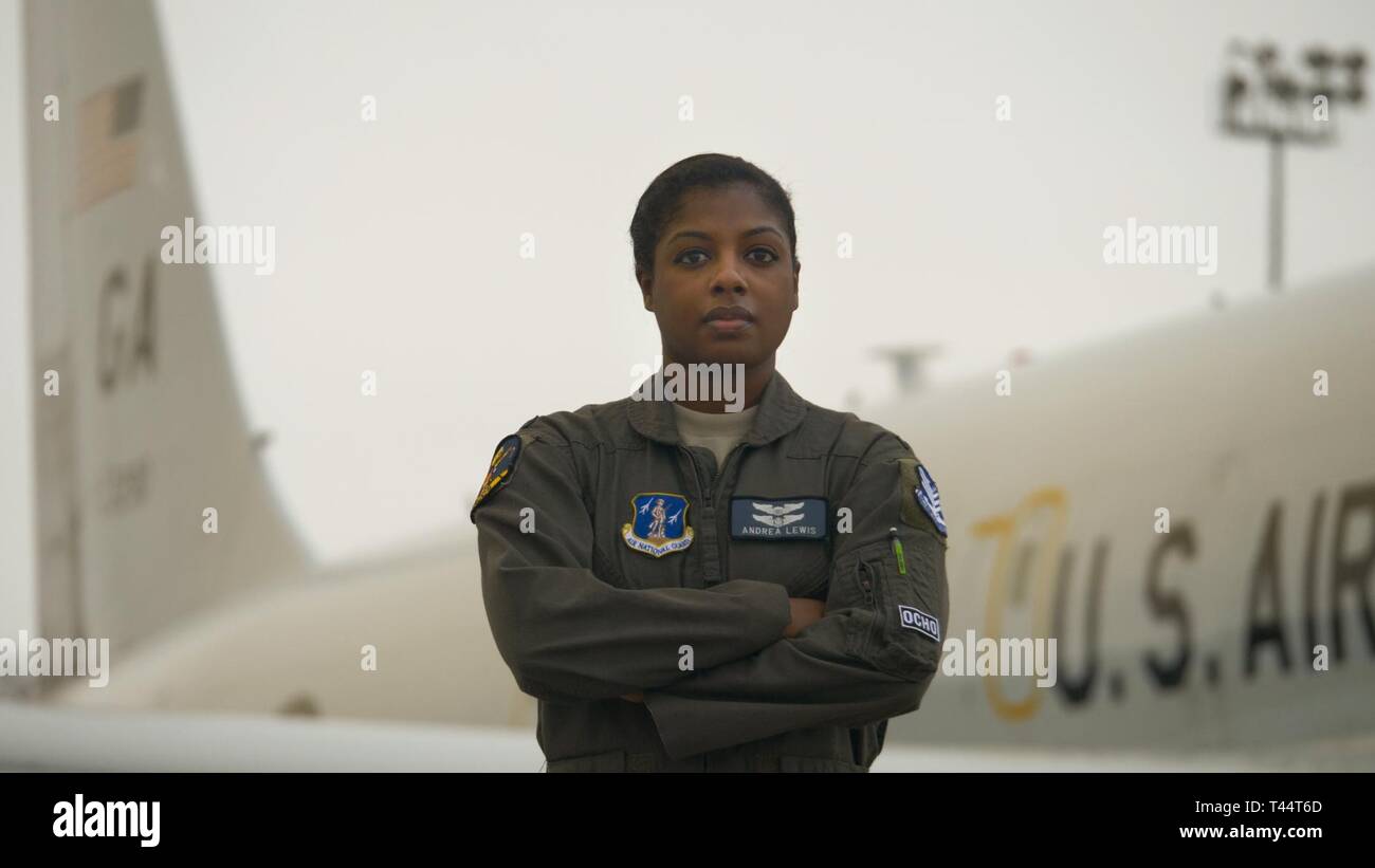 U.S. Air Force 1er lieutenant Andrea Lewis, un pilote avec la 116e Air ...