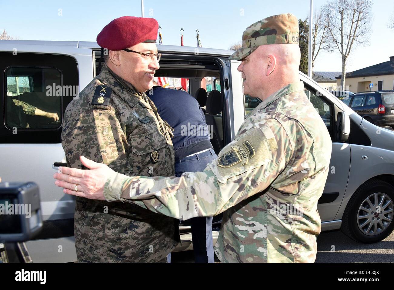 Le major-général Roger L. Cloutier (droite) de l'armée américaine ...