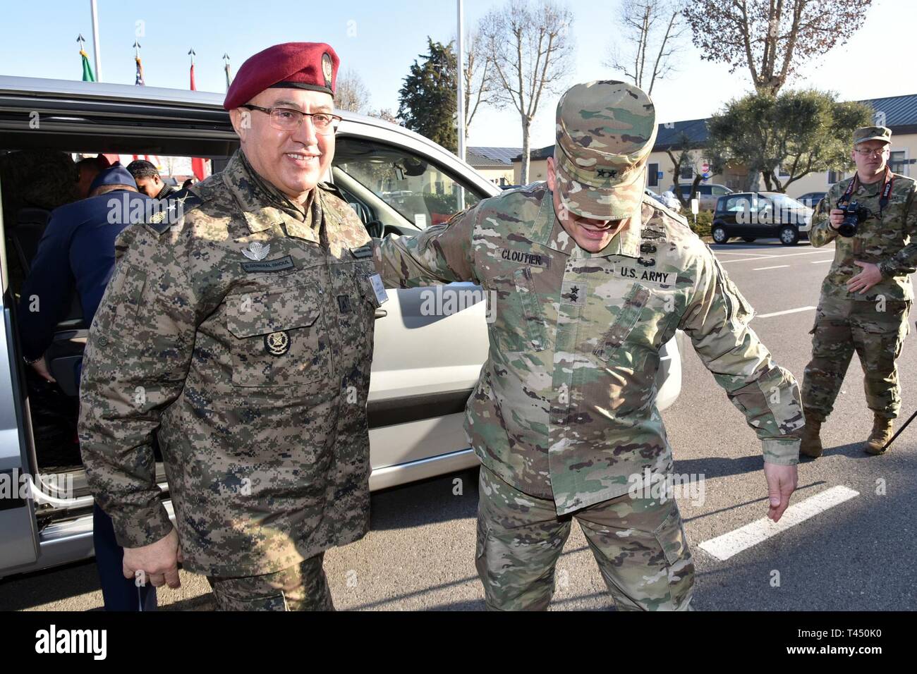 Le major-général Roger L. Cloutier (droite) de l'armée américaine ...