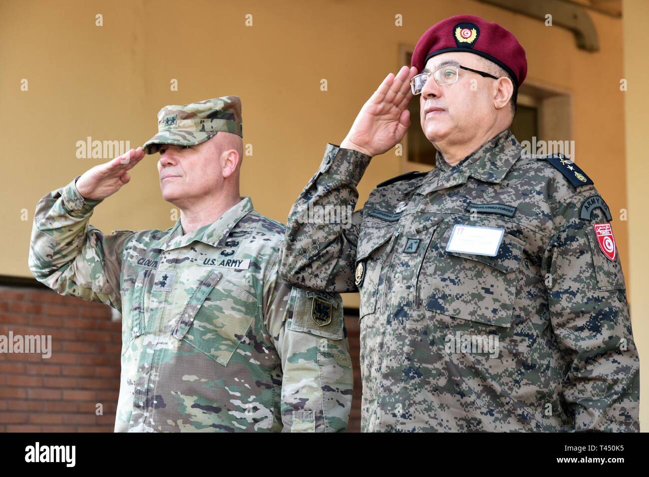 Le major-général Roger L. Cloutier (à gauche), commandant général de l ...