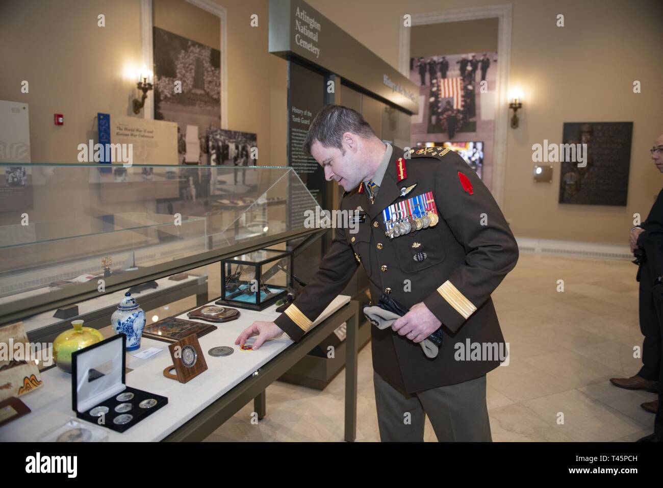 Le lieutenant général M.N. (Mike) Rouleau (centre), commandant du ...
