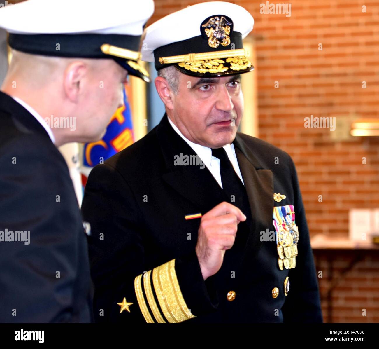 Vice-amiral. Chas Richard parle aux invités après une cérémonie de ...