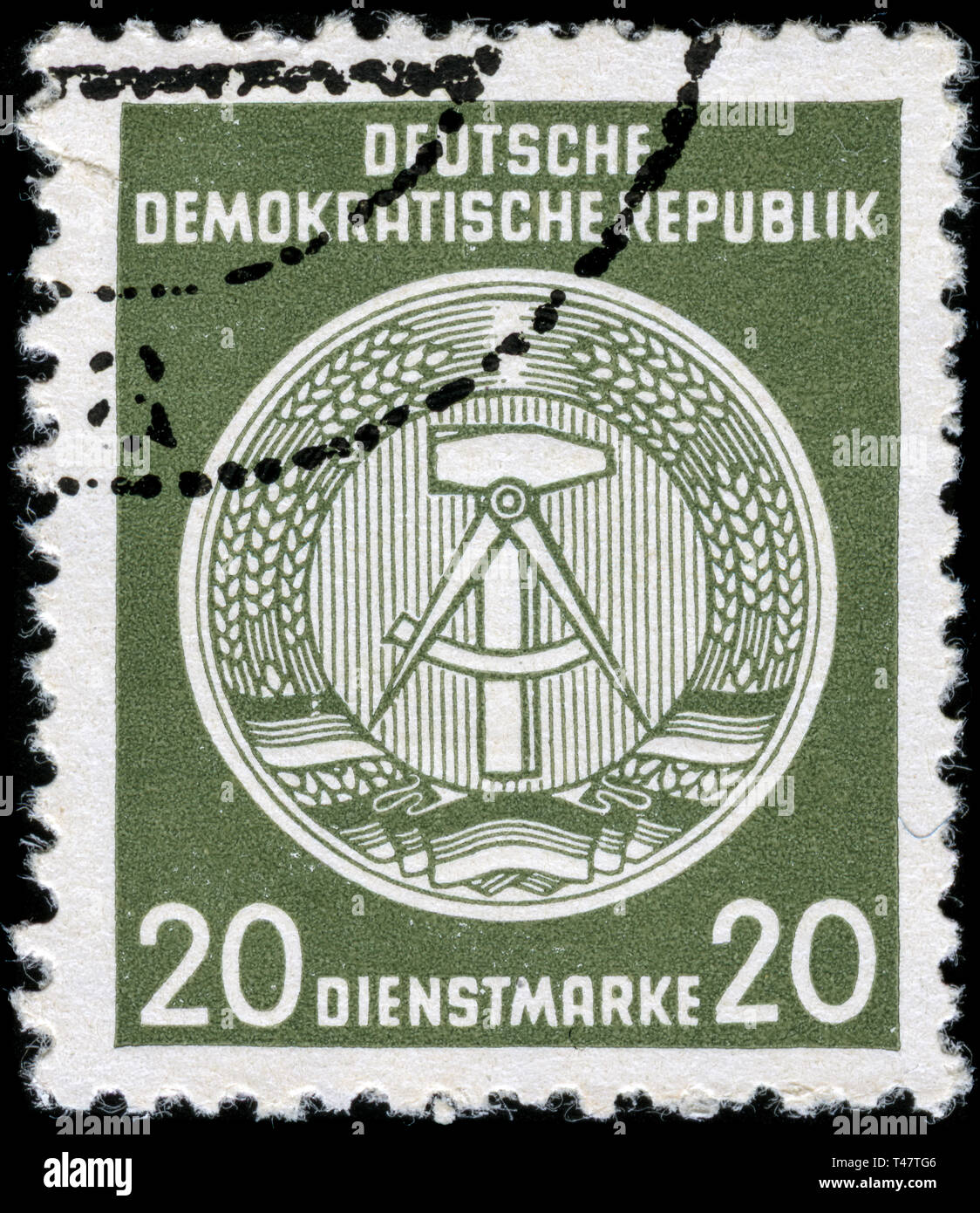 Timbre-poste de l'Allemagne de l'Est (DDR) dans le marteau et boussole ...